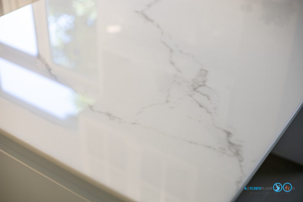 ท็อปหินควอทซ์ VS ท็อปหินแกรนิต หินตัวไหนคุ้มค่ามากกว่ากัน • KITCHENFORM